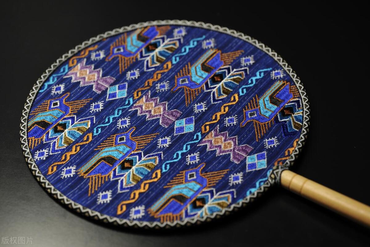 Is the basic stitch method of Huaxi Miao cross stitch or straight ...