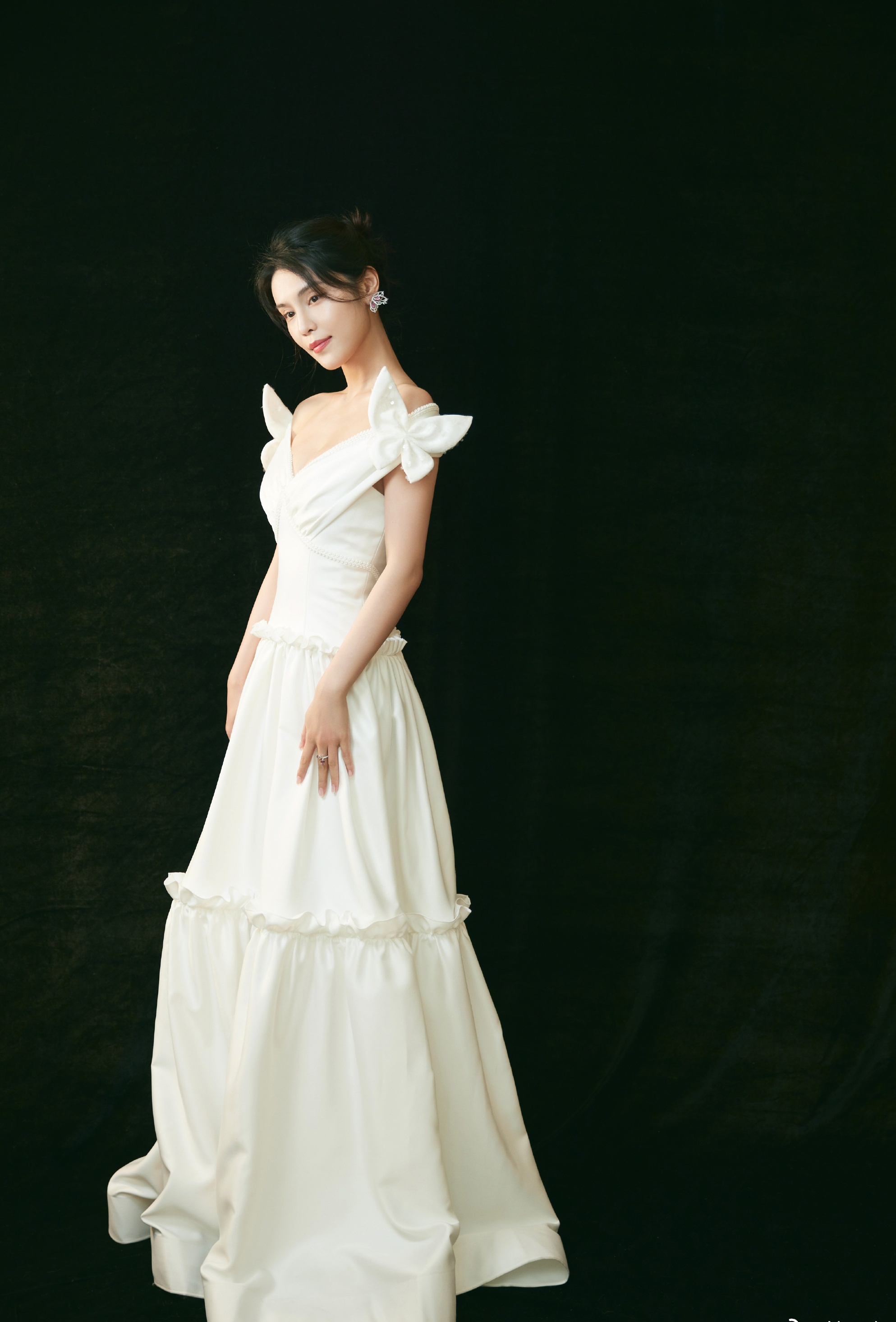 The young actress Han Dantong took photos of the costumes attending the ...