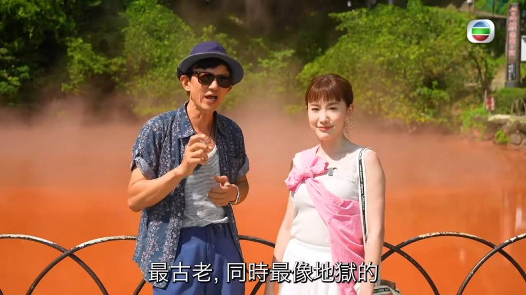 33-year-old Jiang Jiamin only wore a bath towel to appear on the scene ...