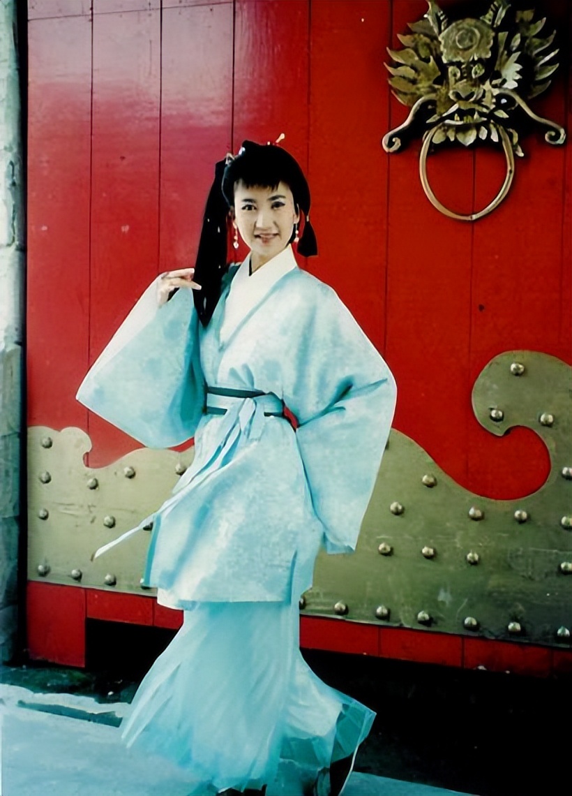 The 30th anniversary of "The Legend of the New White Snake", "Xiao Qing" posted a recent photo ...