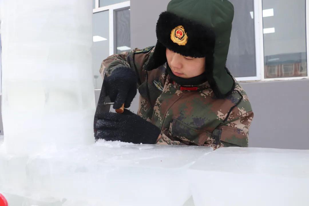 The ice sculpture of the military camp, handsome - iNEWS