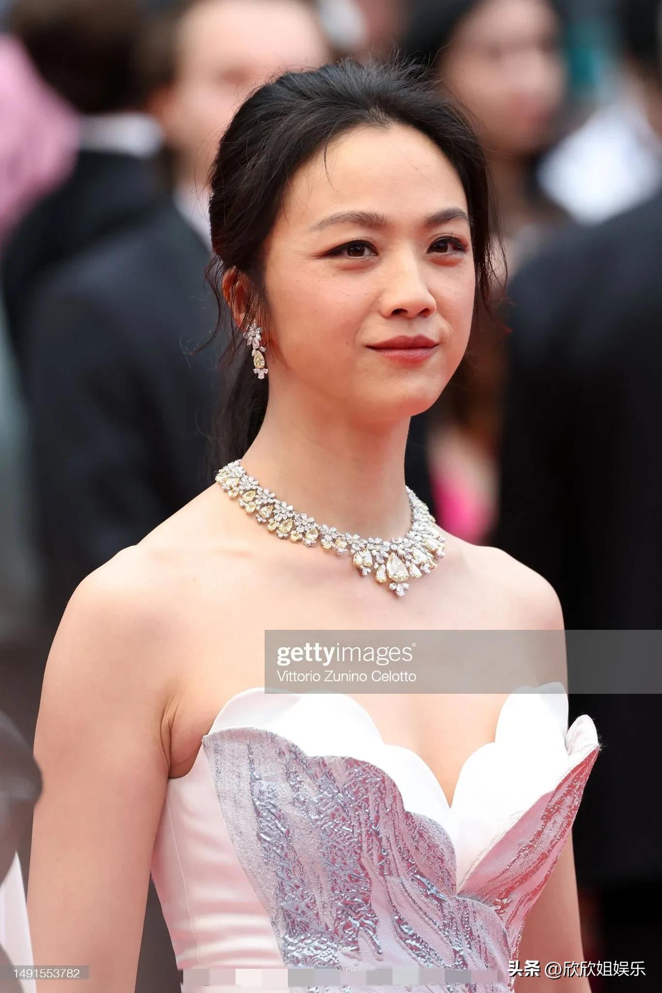 Tang Wei, the red carpet produces pictures. - iNEWS