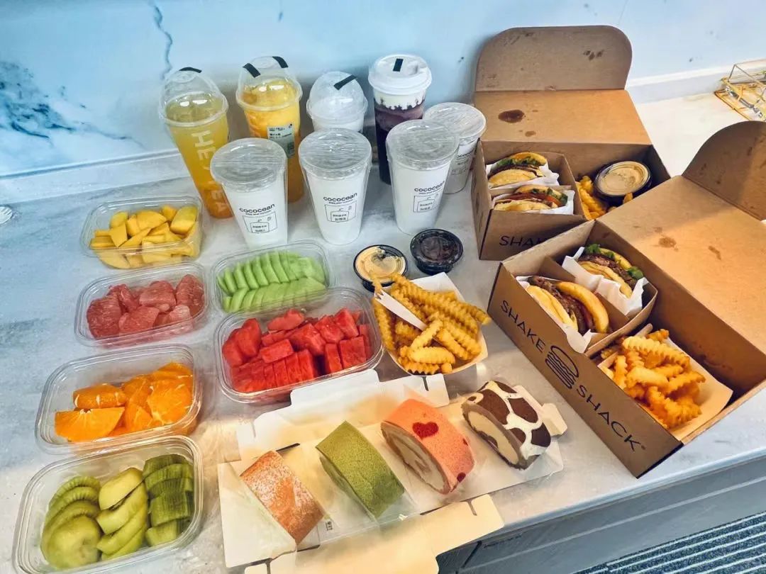 What kind of drinks are there in the refrigerator of the skinny man ...