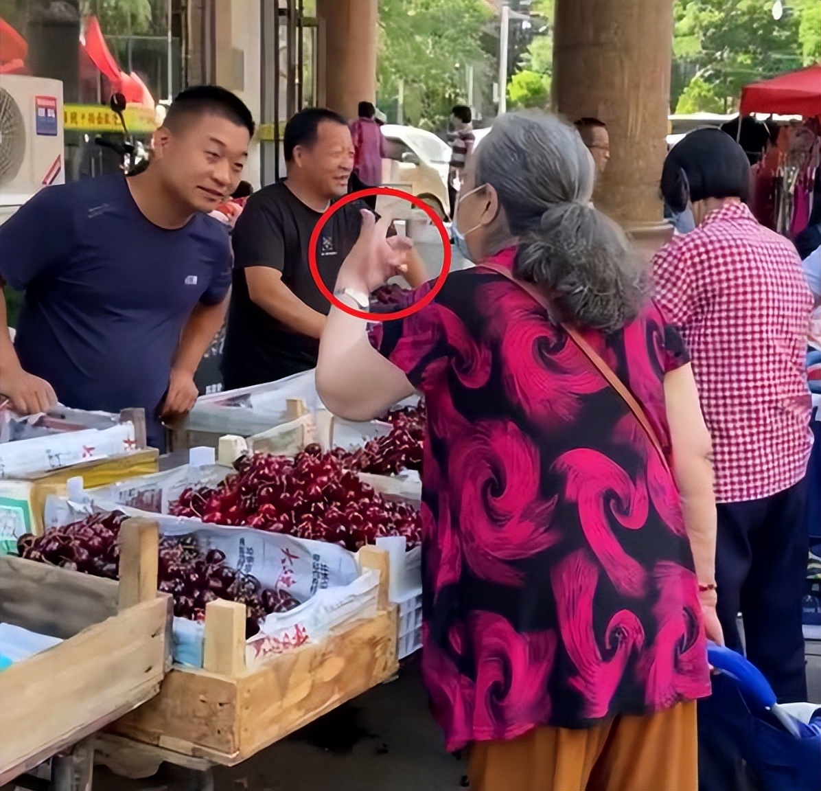 shame! 87-year-old Li Mingqi thought it was too expensive to buy fruit ...