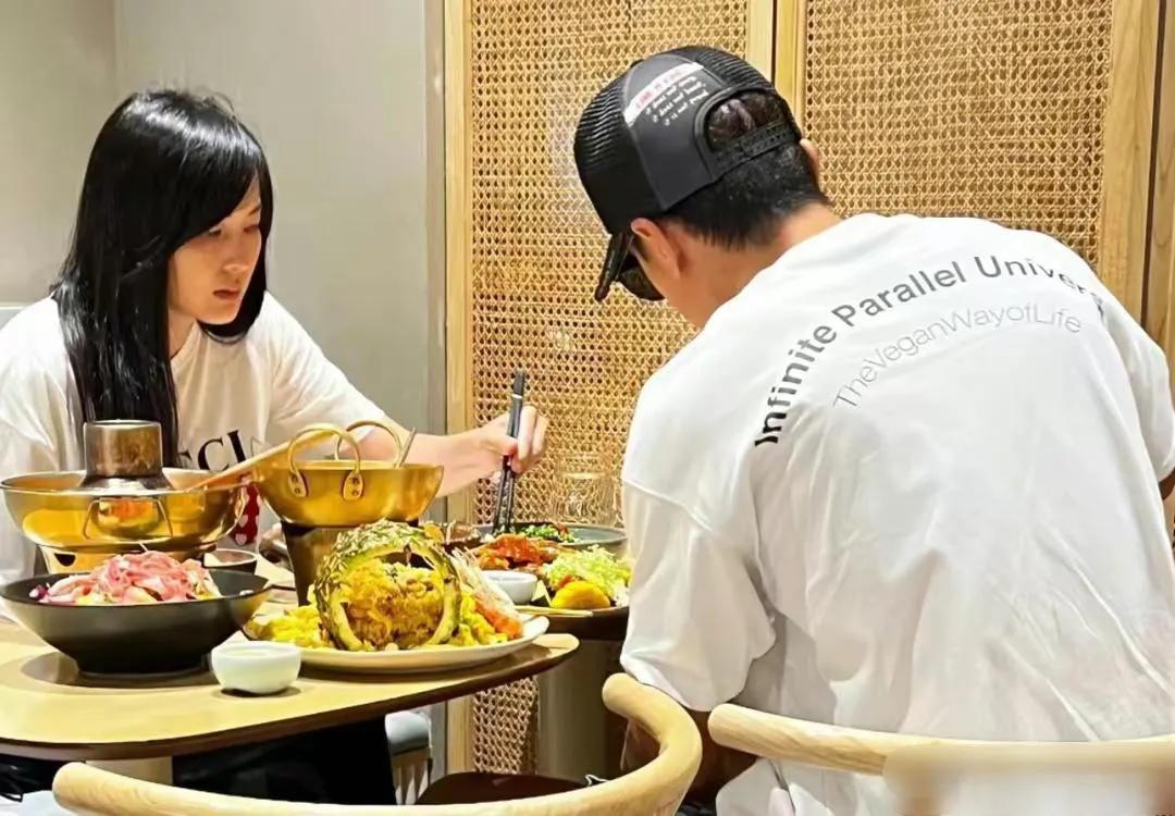 Wu Zun and his wife met by chance while eating hot pot in Shanghai. Lin Liyin was elegant and ...