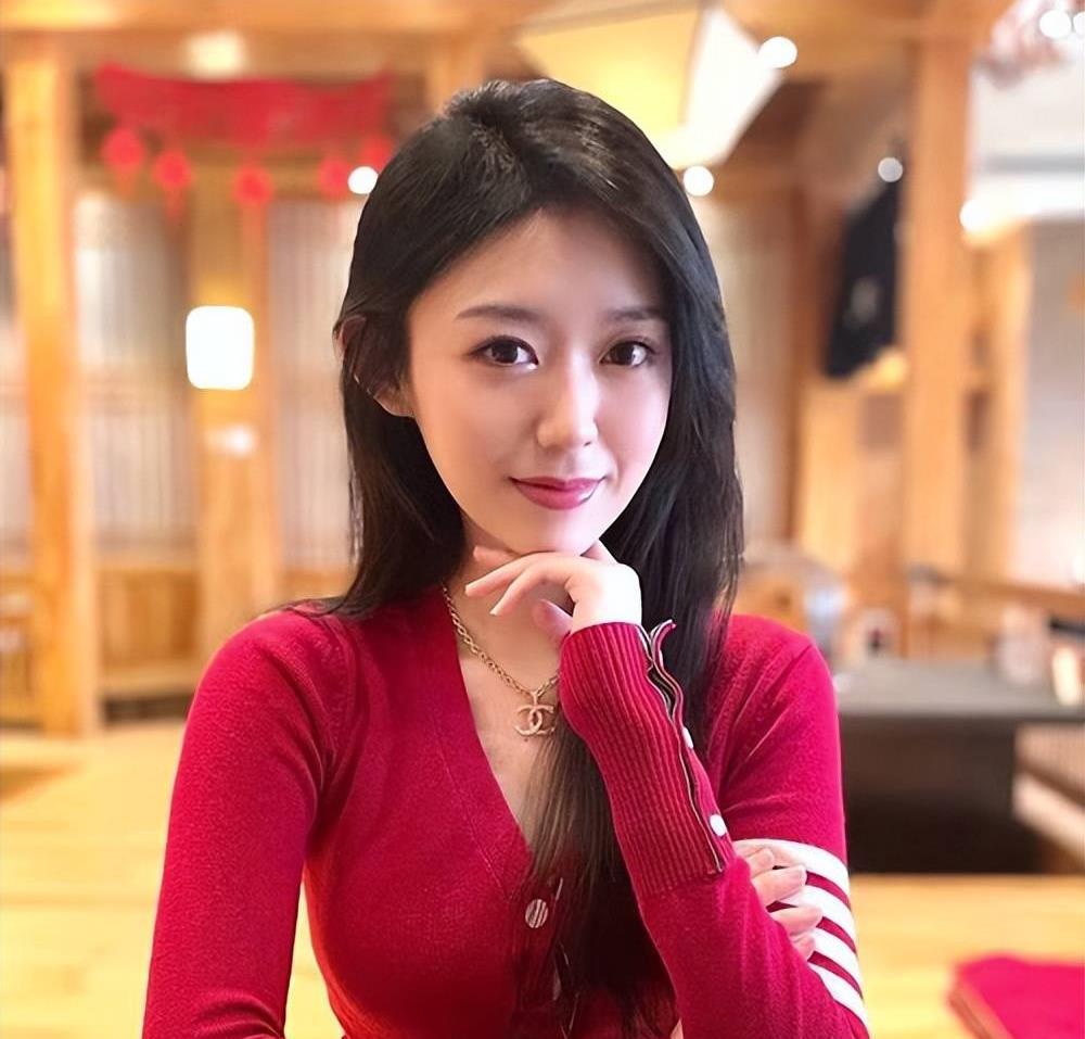 Zhang Zhenlin's ex-girlfriend posted a selfie! Wearing a cheongsam, she shows off her curvy ...