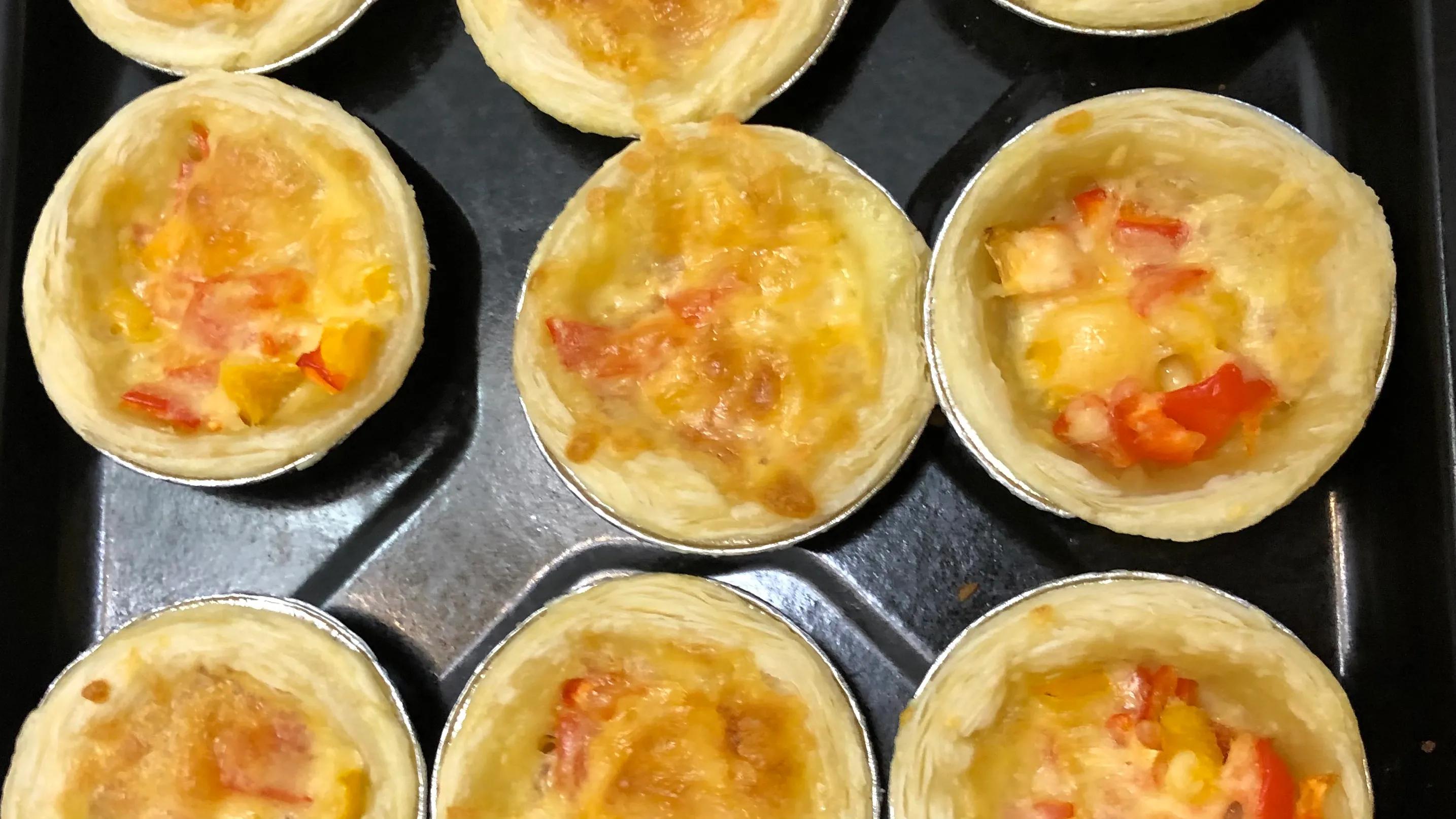 New way to eat egg tart crust - iNEWS