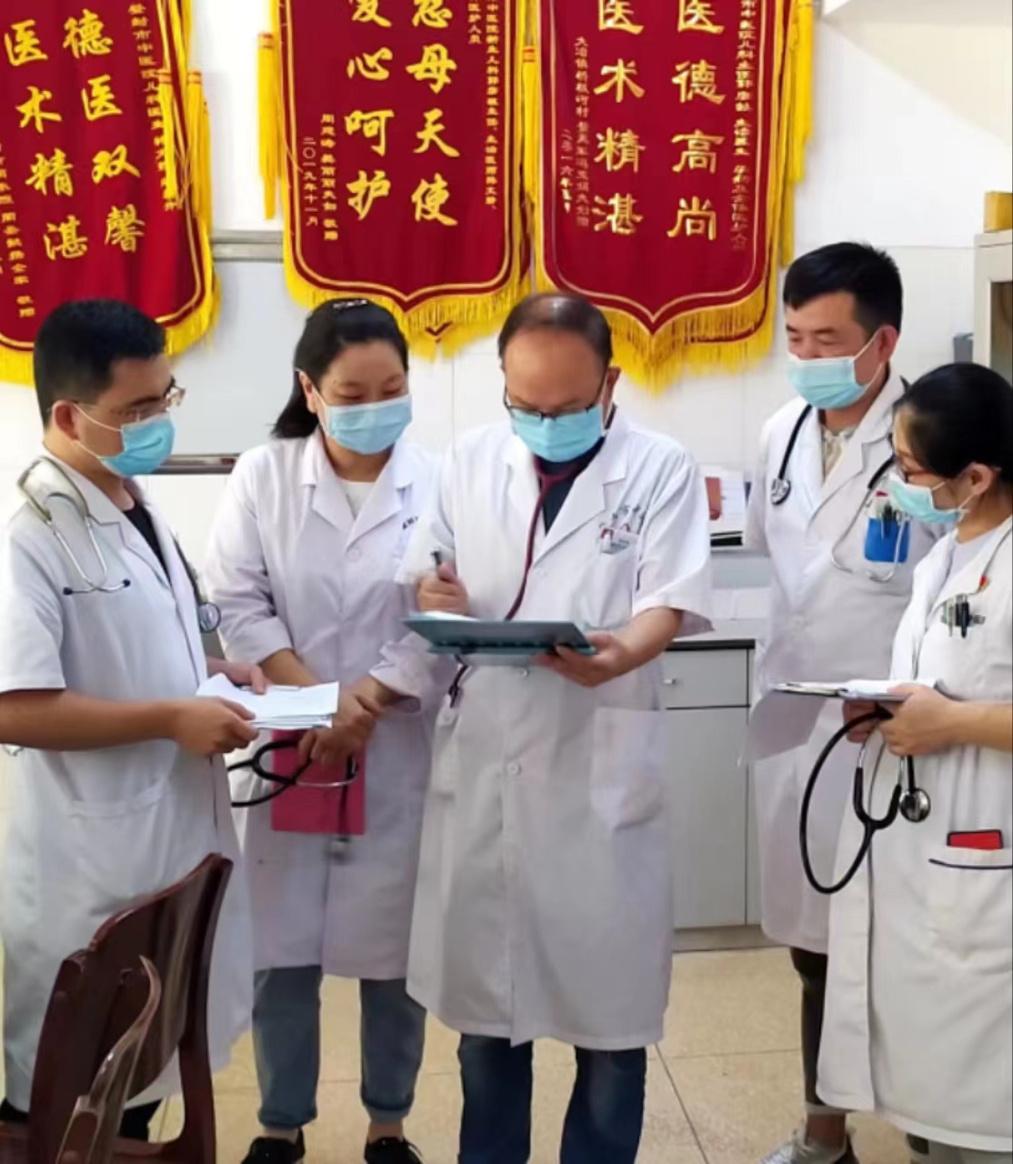 "Famous Doctor" Guo Yanmin: Every child is his "treasure" - iNEWS