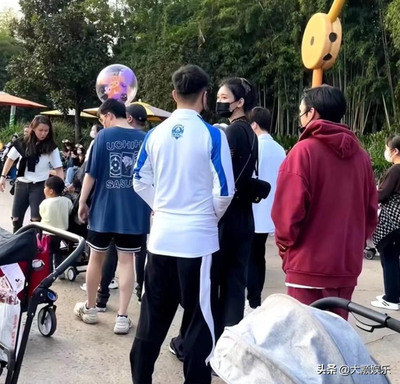 He Youjun took his son to celebrate his birthday, and the family went ...