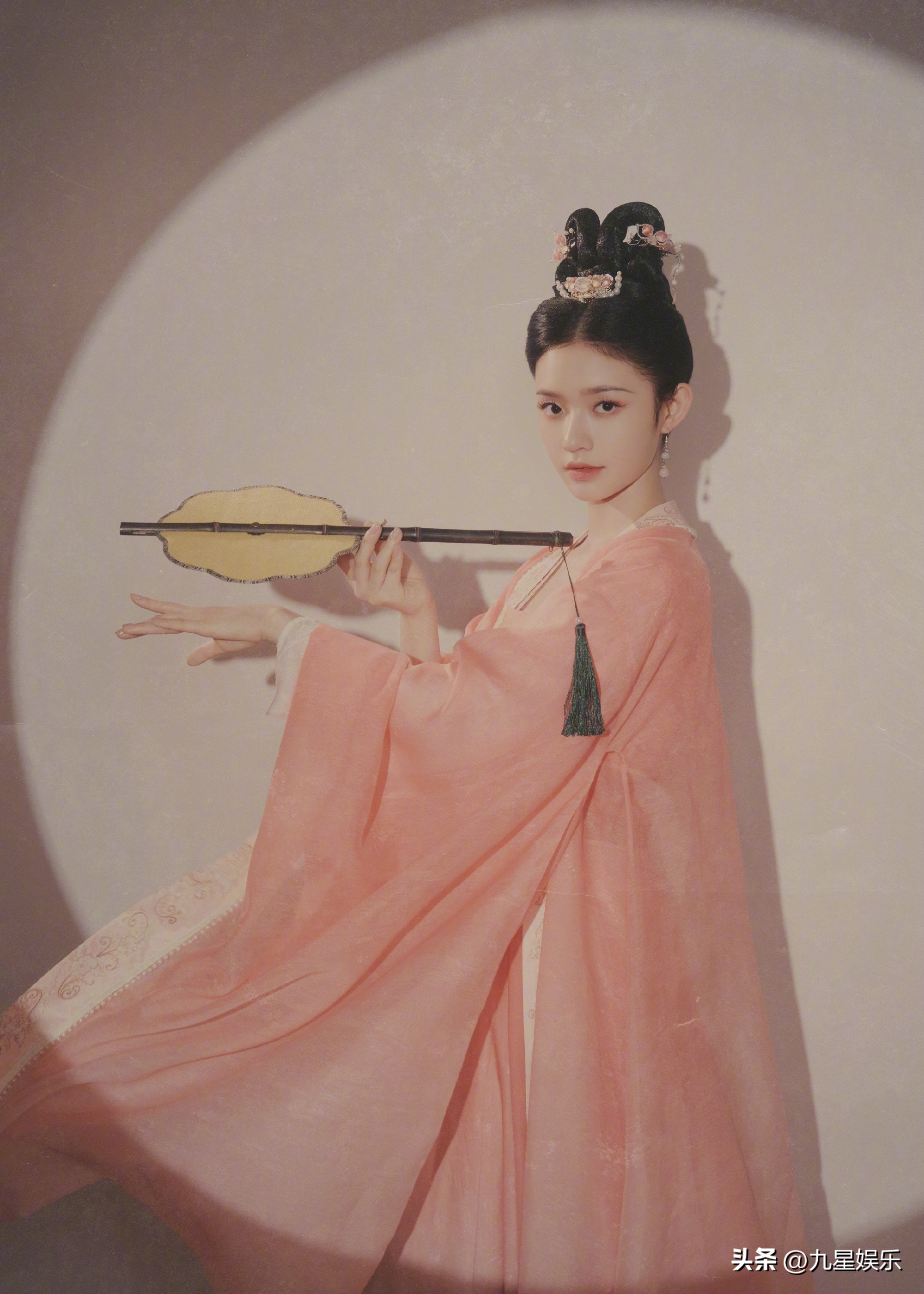 Holding a fan, dancing, talking and laughing at Yan Yan; light gauze ...