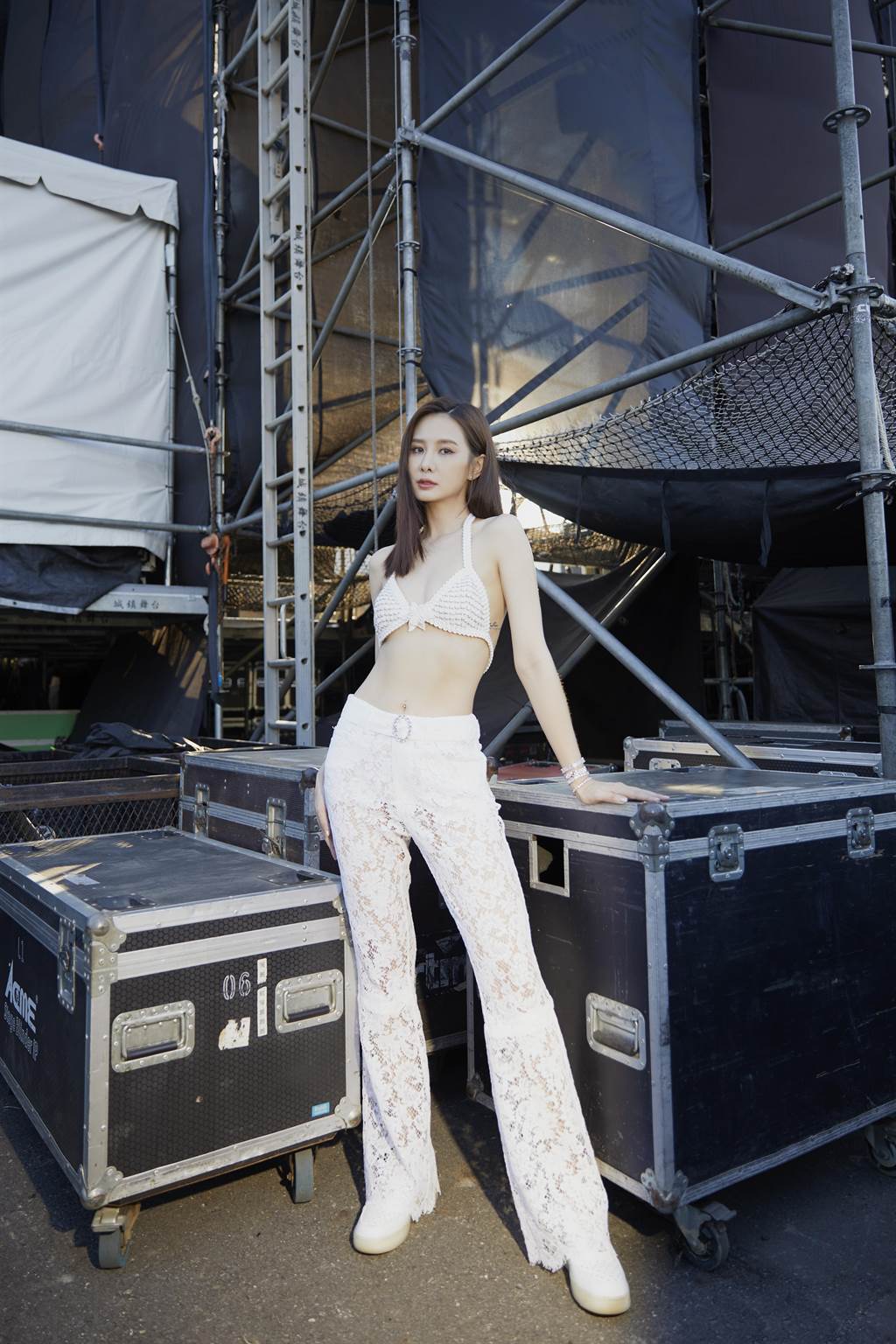 An Xinya wears a bikini to show off her good figure, she dances her pants so hard that she even ...