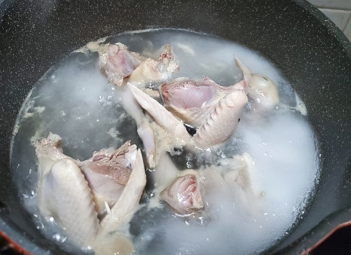 Nutritious and delicious stewed pigeon with Cordyceps sinensis - iNEWS