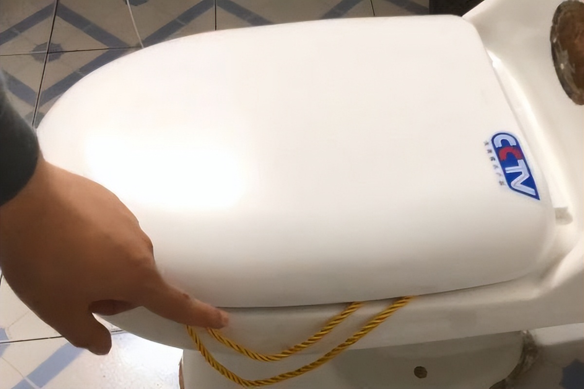 Sticking 2 ropes on the toilet, this "little action" solves the little ...