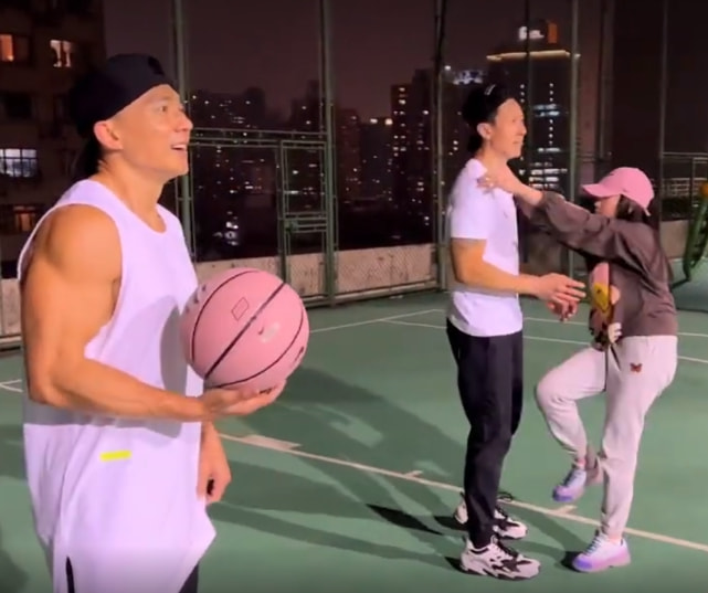 Wu Zun and Liu Genghong play with his baby, NeiNei is acting like a ...