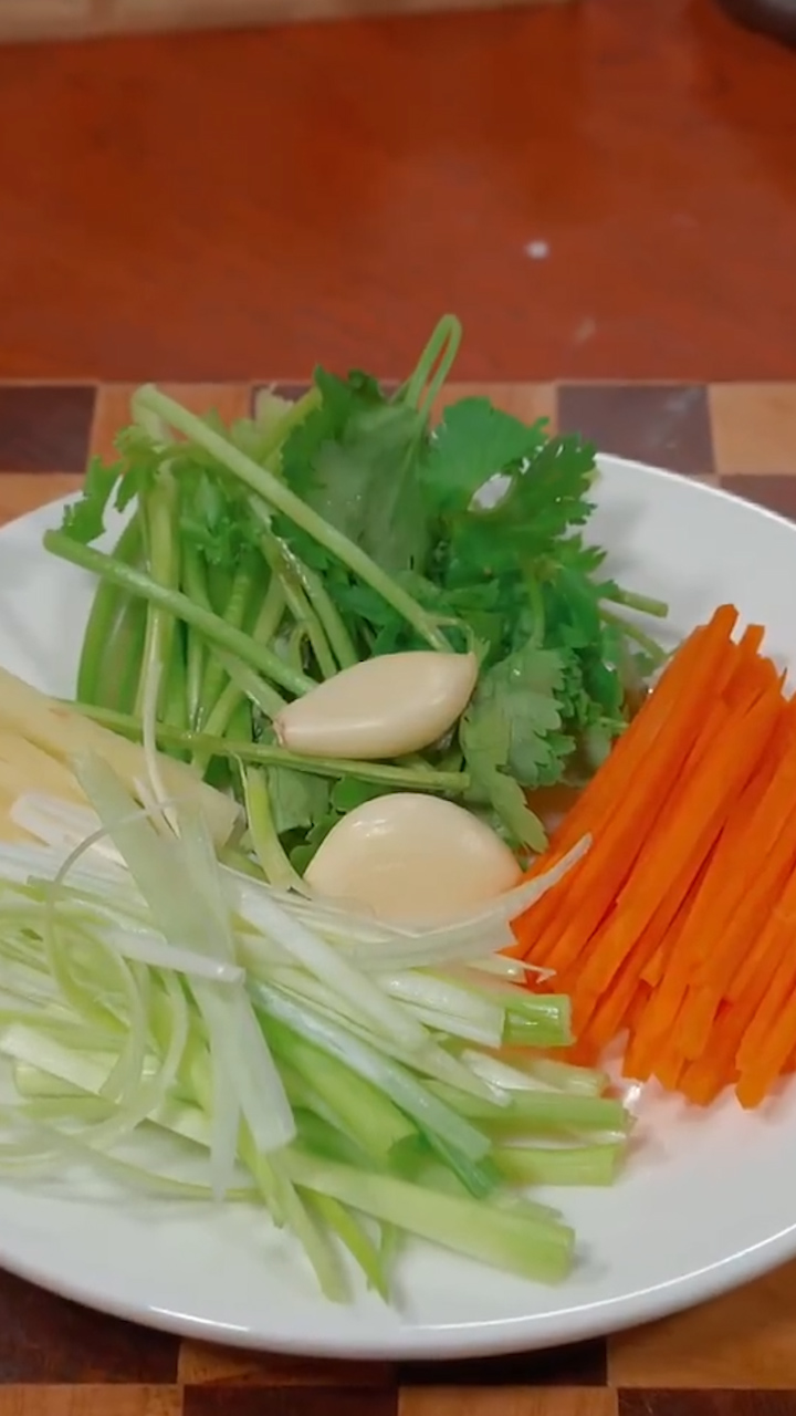 Teach you to make an ancestral Northeast dish with pot-wrapped meat - iNEWS