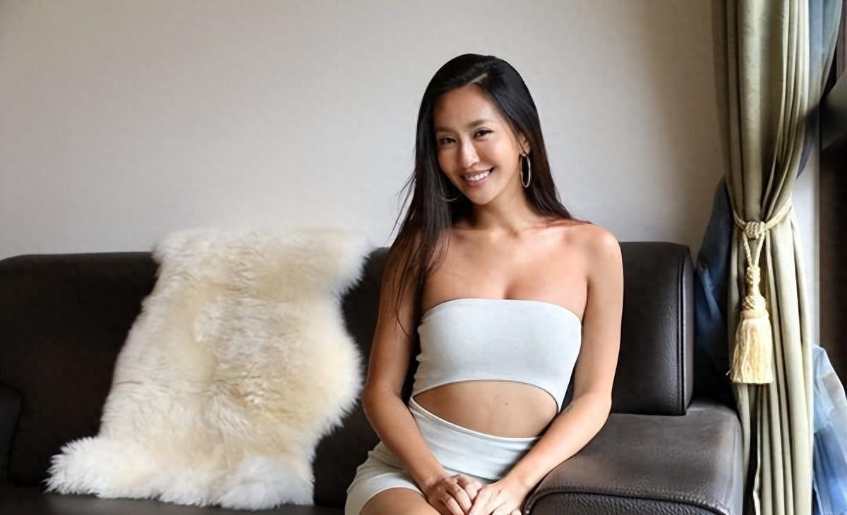 Qiangqiang Lin Jialing controls two friends who betrayed her to help them pick up porn! Result ...