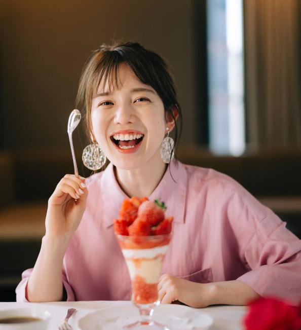 The most popular female anchor in Japan: Brows and eyes are curvy and ...