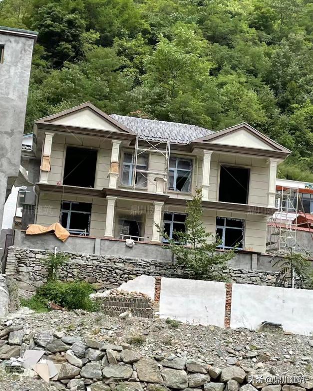 Covering an area of 116 square meters, the two-story villa has 4 bays ...