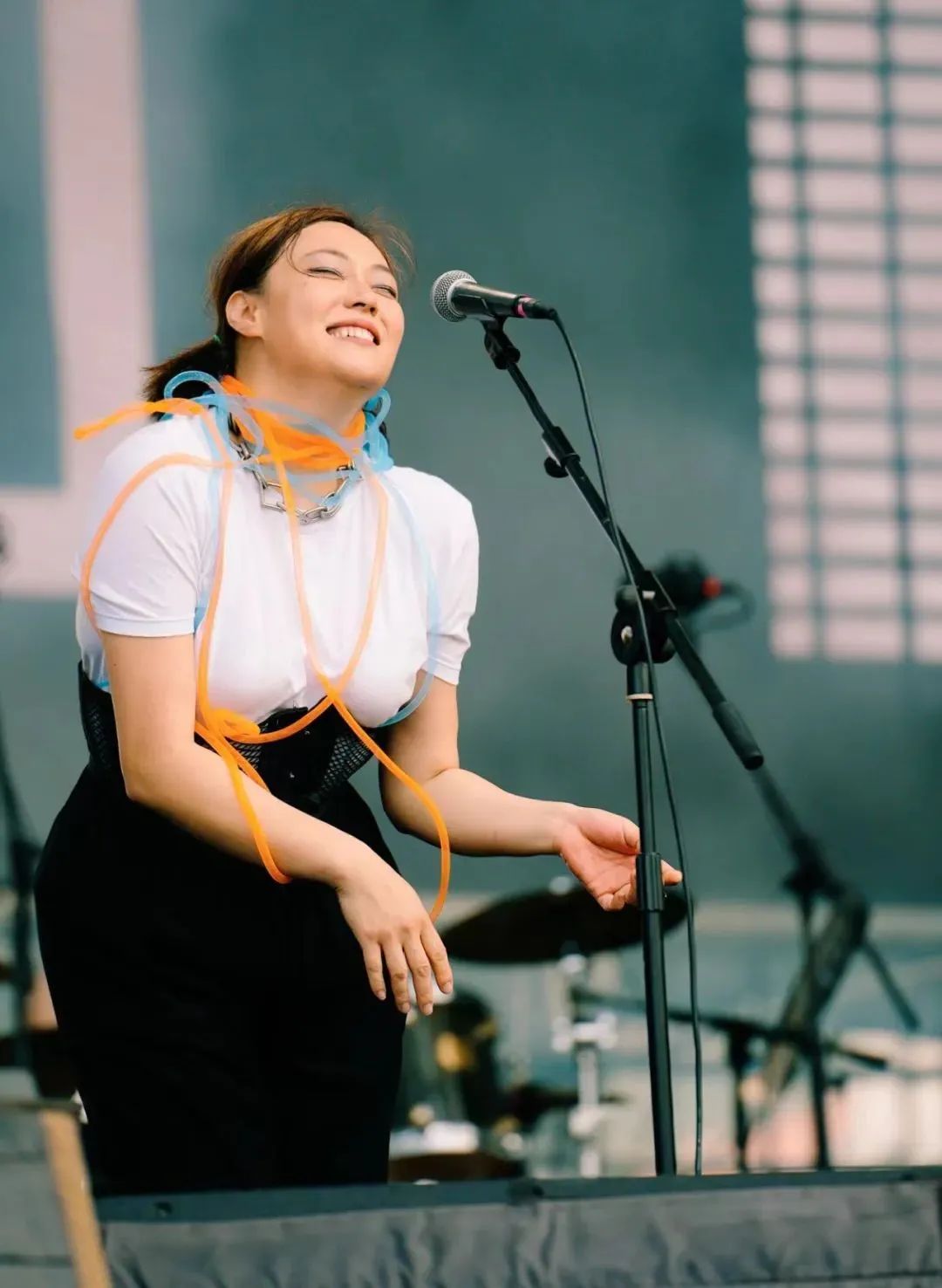 "The Most Desperate Female Lead Singer", she came out of the circle ...