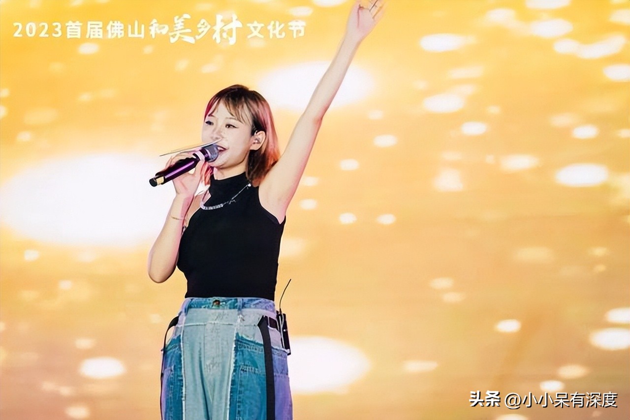 Internet celebrity Xiao Ah Qi, who is no taller than 1.5 meters, sang ...