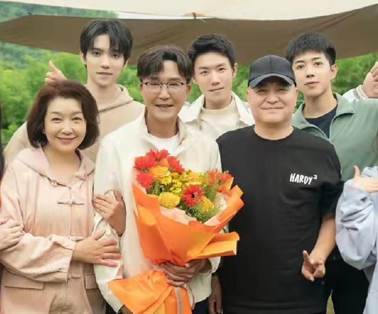 They are all group photos without makeup, Jiang Shan's face is very ...