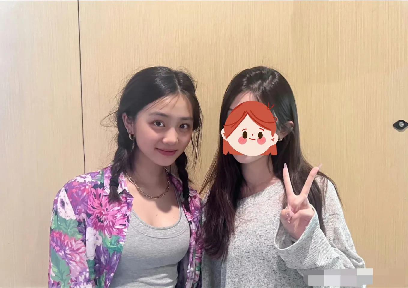 Huang Duoduo wore a champagne gold dress to participate in the class ...