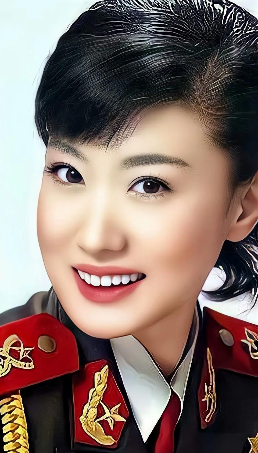 Tan Jing's military uniform photos, all heroic - iNEWS