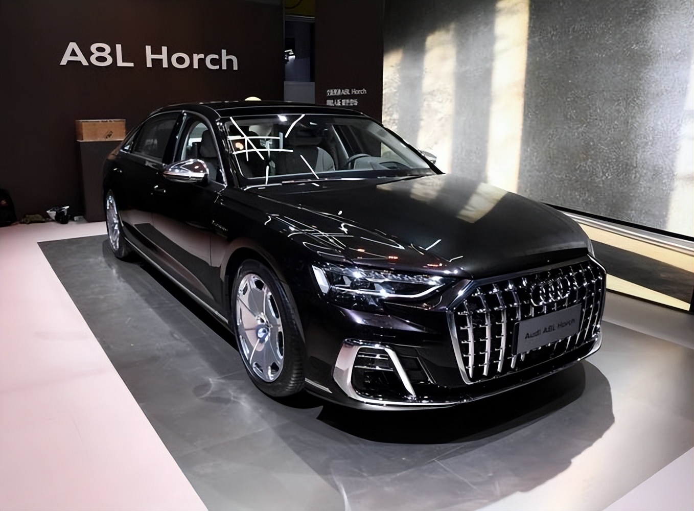 How bad is the most luxurious and advanced Audi A8L HORCH version? - iNEWS