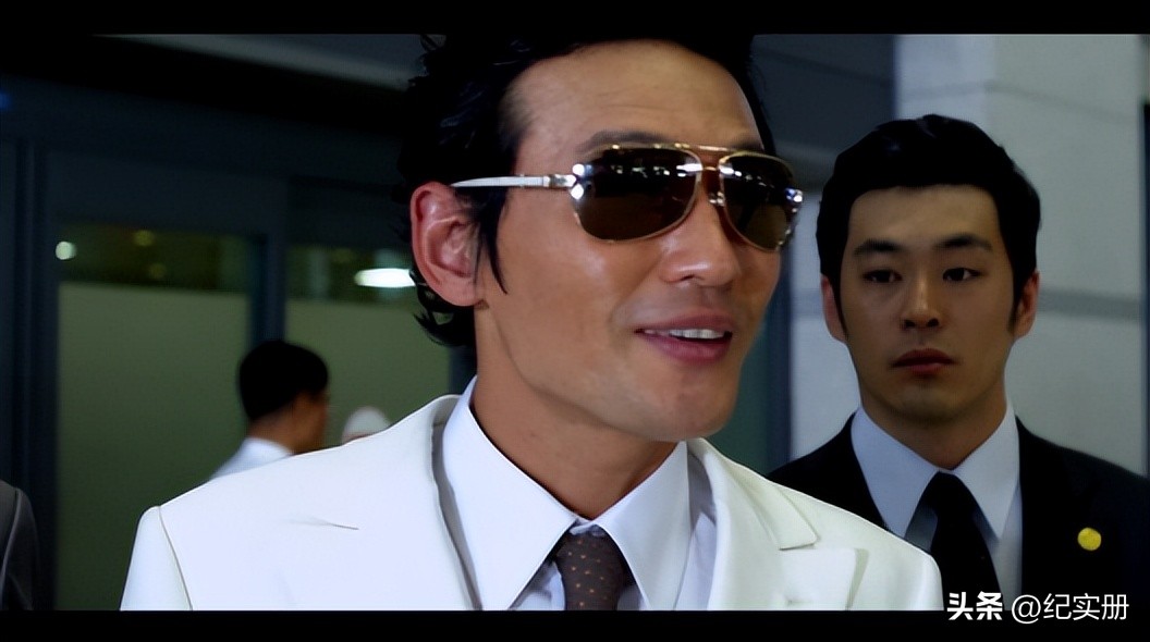 In the Korean movie "New World", the underworld struggles for power and ...