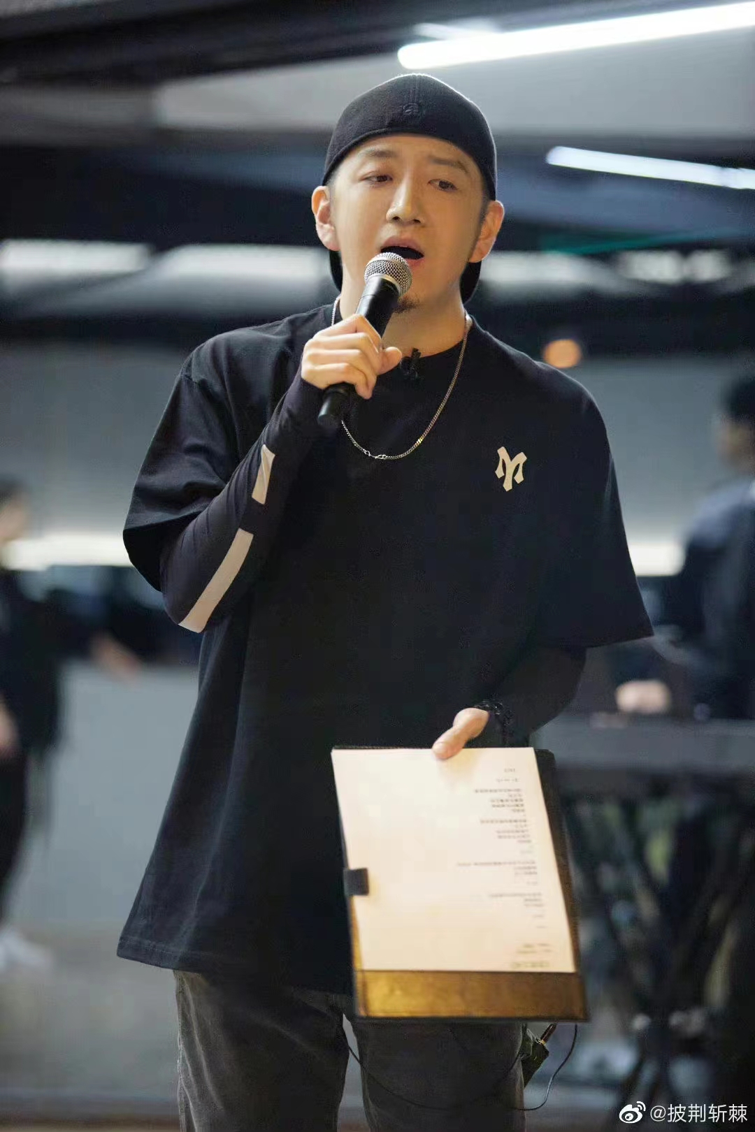 How dedicated are musicians to the stage?Look at the performance of ...