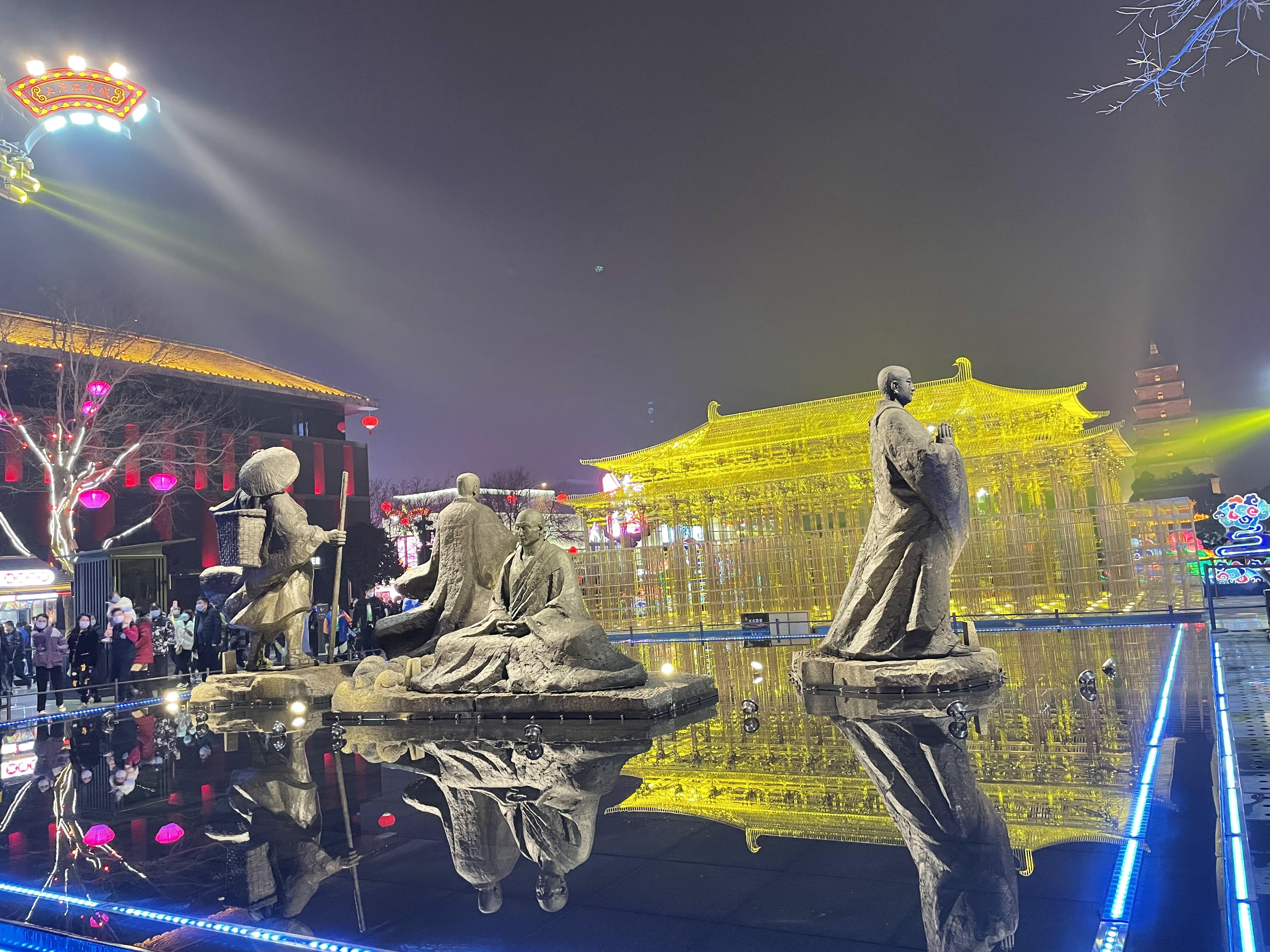 Visit Datang Never Sleeping City and Datang Furong Garden at night ...