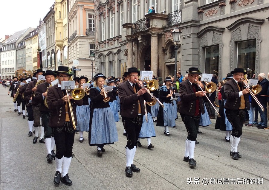 A Glimpse of the Oktoberfest Float Parade (4) - iNEWS