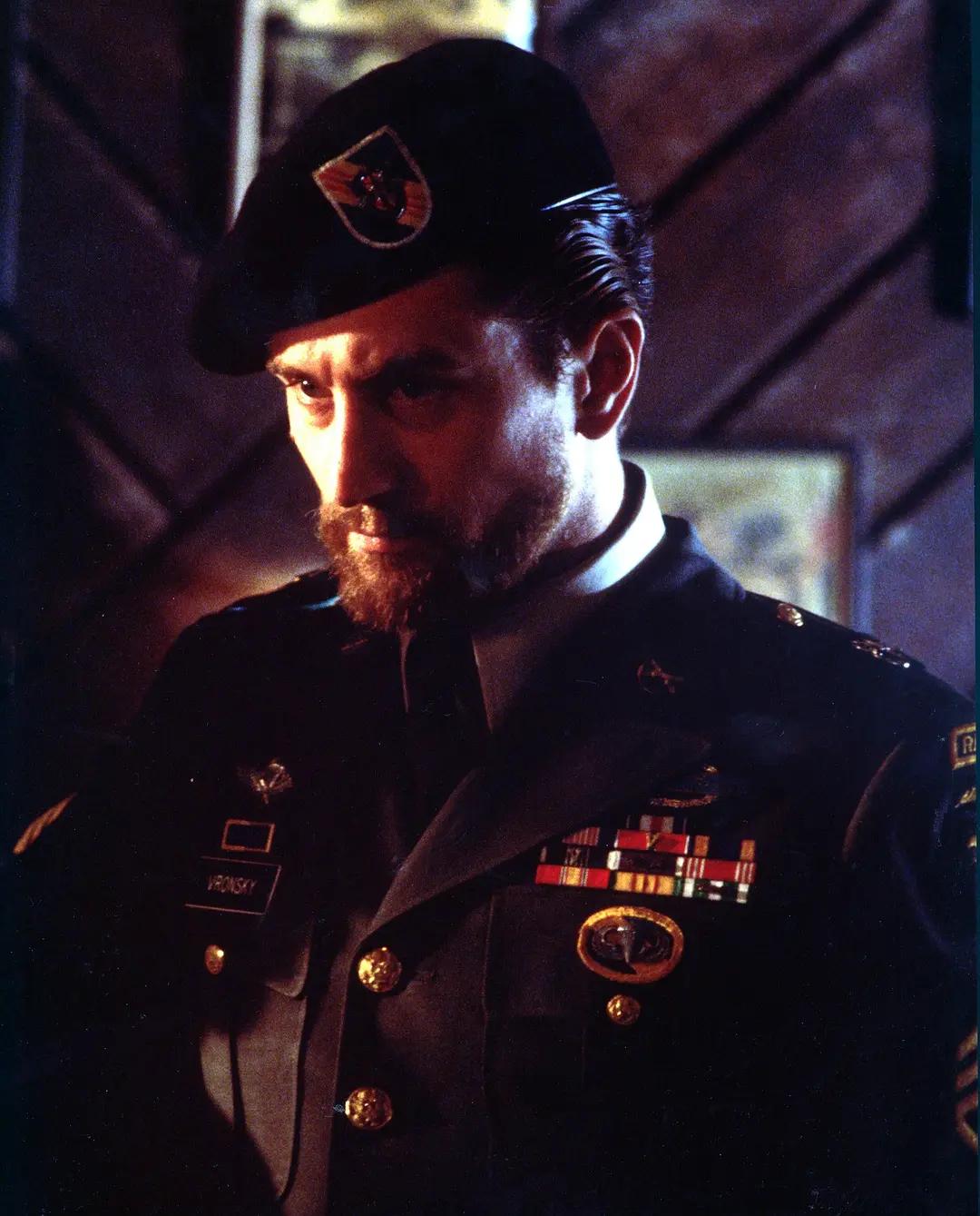 Touching! "The Deer Hunter": Use war to show the importance of ...