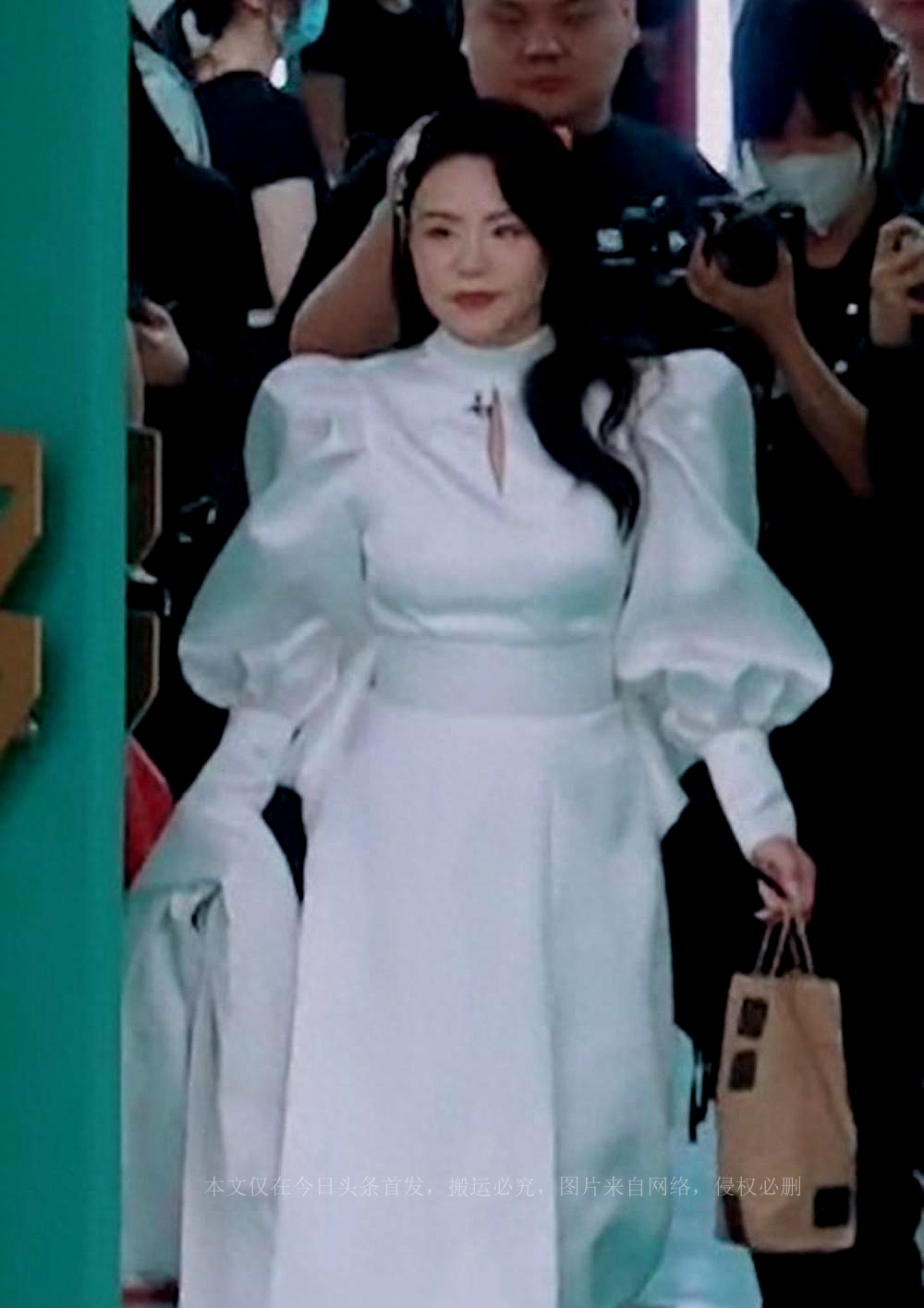 It's really crazy! Ella looks so charming, 52-year-old Qu Ying dressed ...
