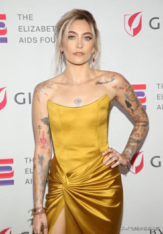 Paris Jackson wears a tube top and slit dress, showing a cool and ...