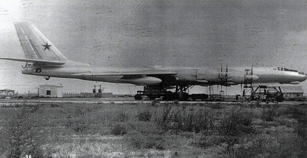 Taking off means war!The Russian Tu-119 can fly 80 times around the ...