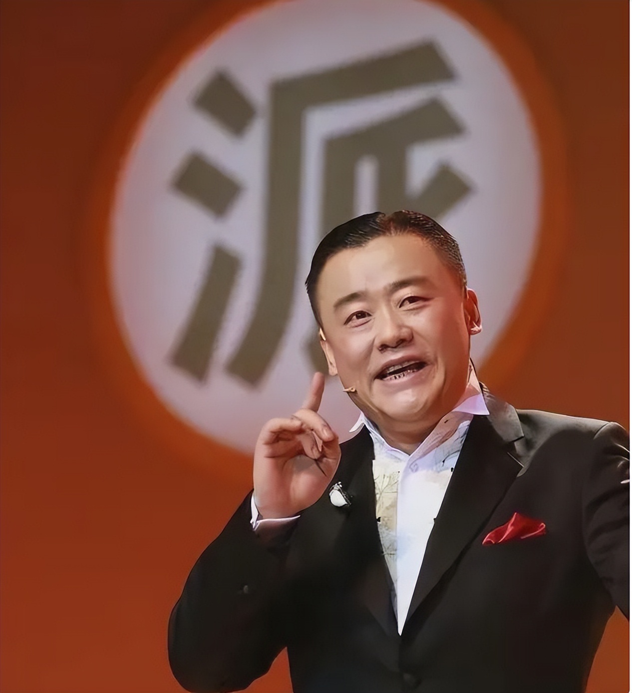 56-year-old Zhou Libo had a feast in his mansion! My hair is sparse and ...