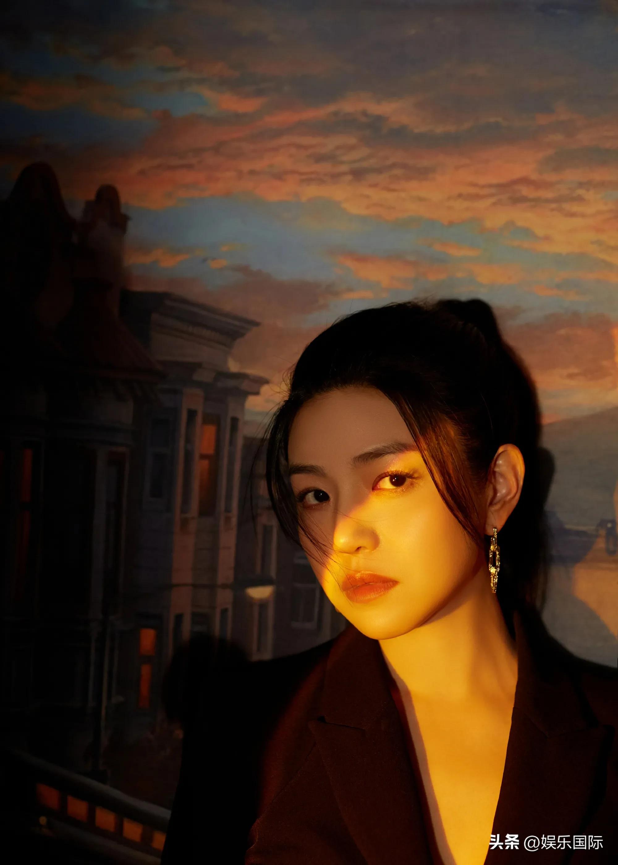 Chen Yanxi wears a suit skirt with a high ponytail and a pair of fair-skinned legs are eye ...