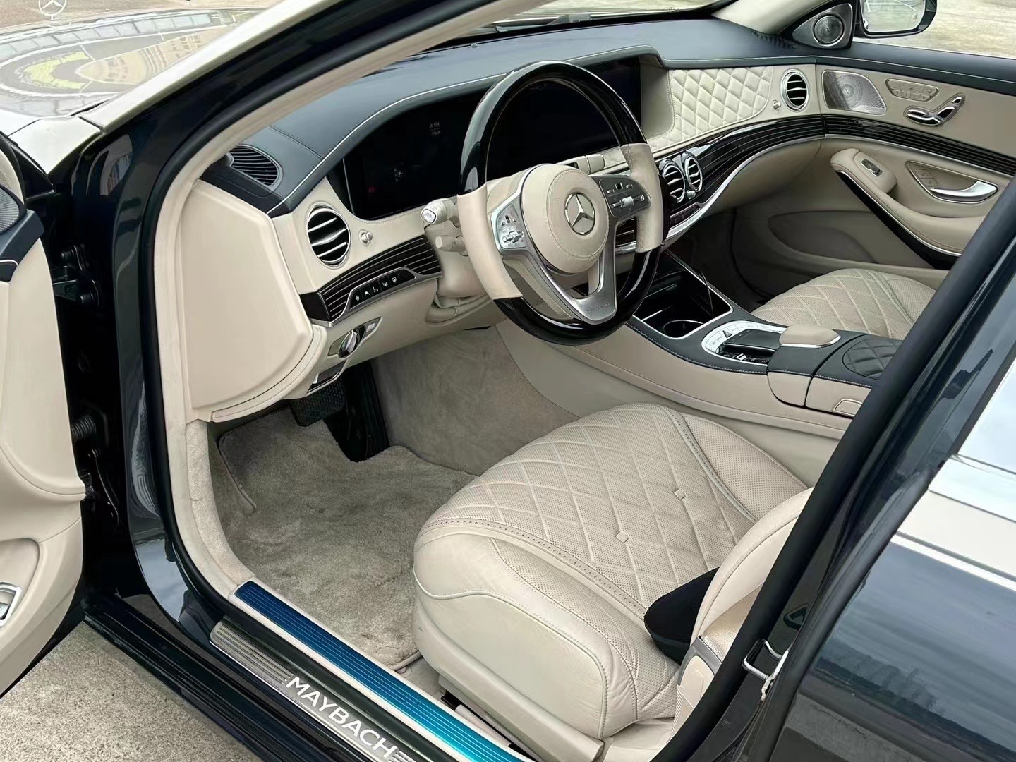 Luxury mobile palace, Maybach S680 Pullman - iNEWS