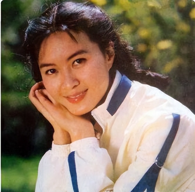 Fang Shu was 10 years younger than Tu Honggang and abandoned her ...