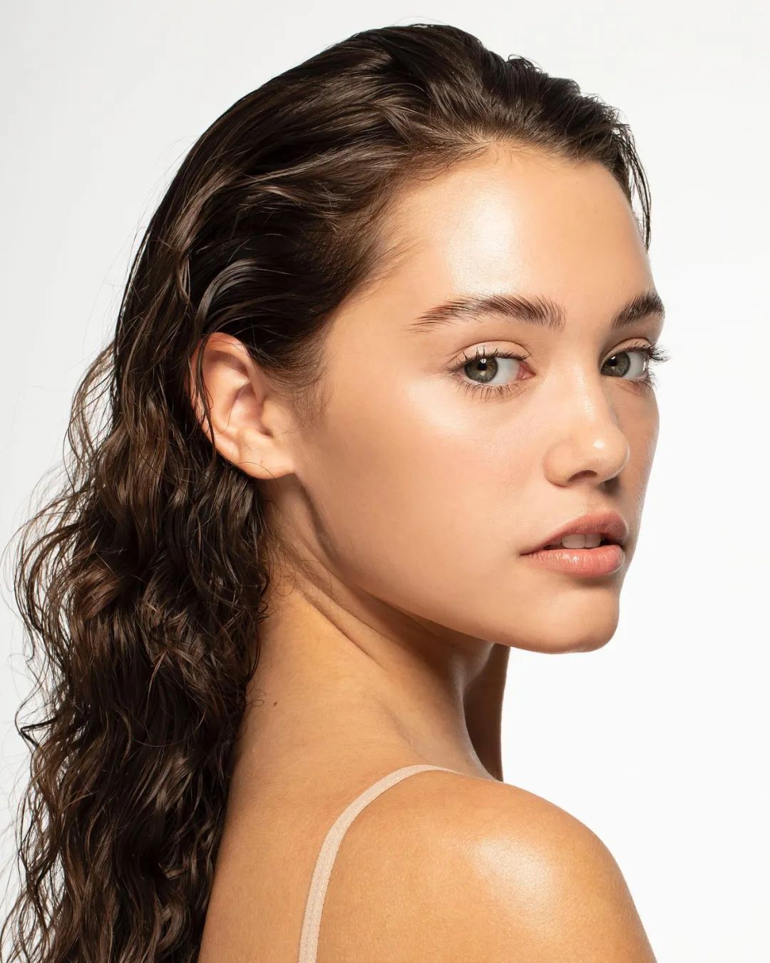 The 22-year-old beauty model Claire Bridges lost her long legs and ...