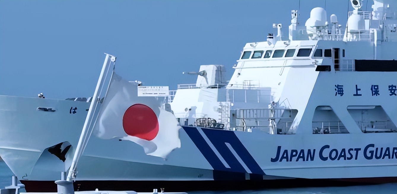 You dare to pass, I dare to stop! A large number of Japanese marine ...