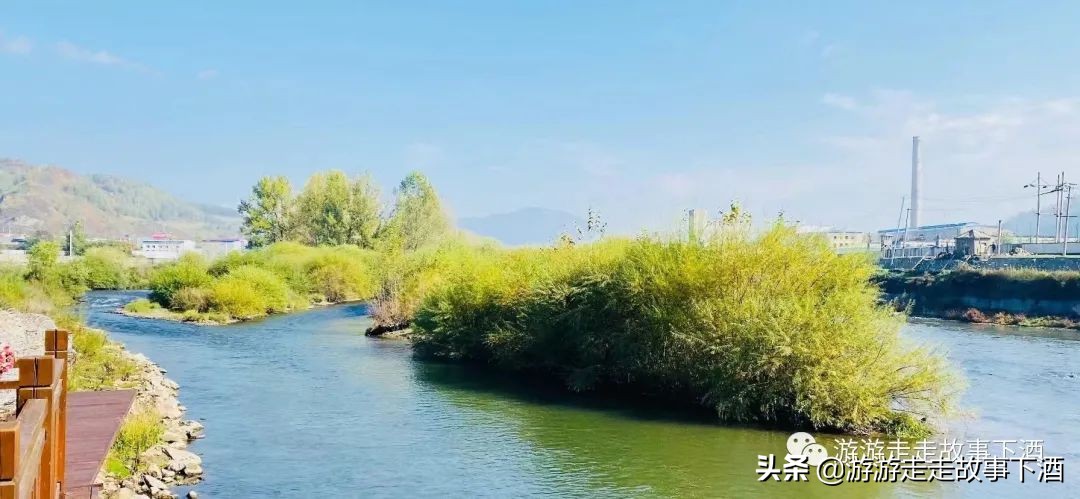 The Yalu River is separated by two worlds, and the autumn colors in the ...