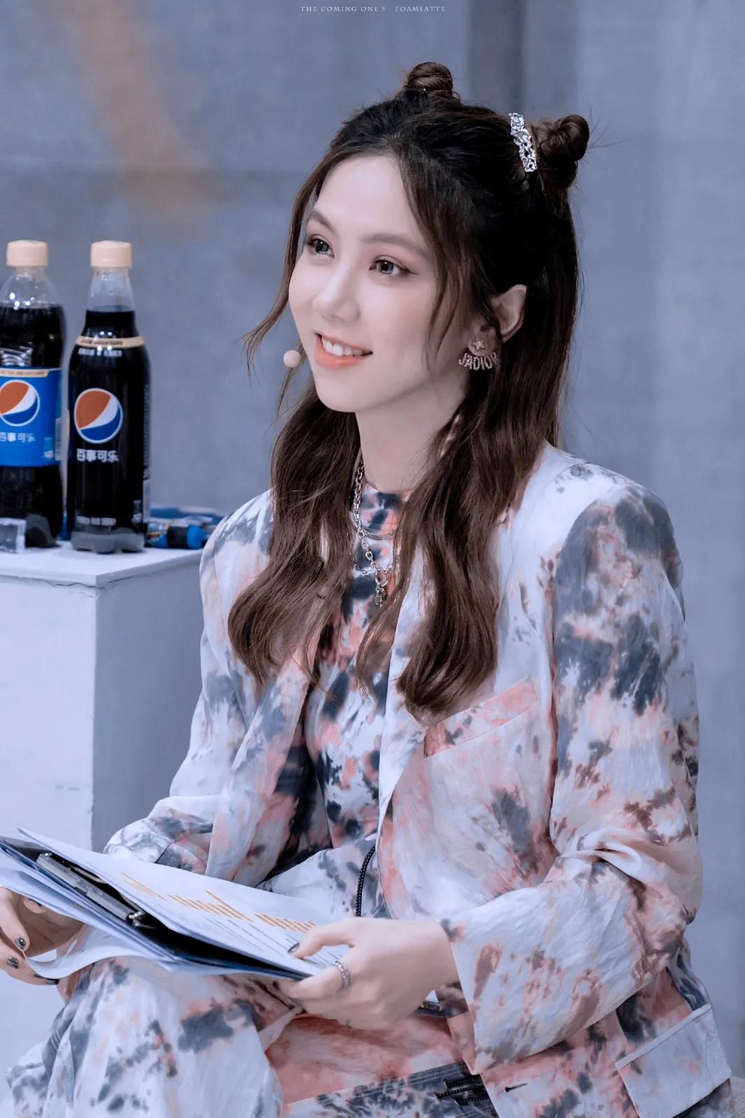 Deng Ziqi singer beauty vertical screen mobile wallpaper - iNEWS