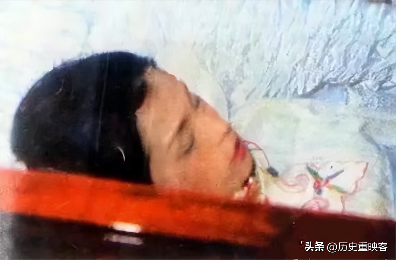 In 1985, at the World Funeral Home in Kowloon, Hong Kong, Weng Meiling ...