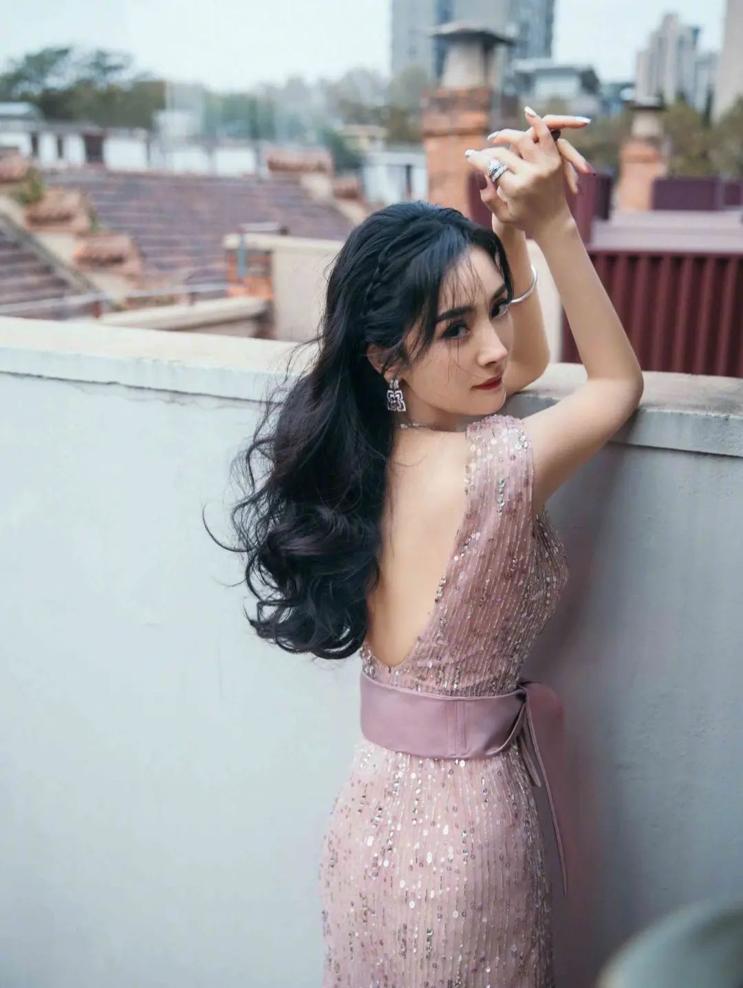 Yang Mi's armpits amazed the audience, raising his arms instantly ...