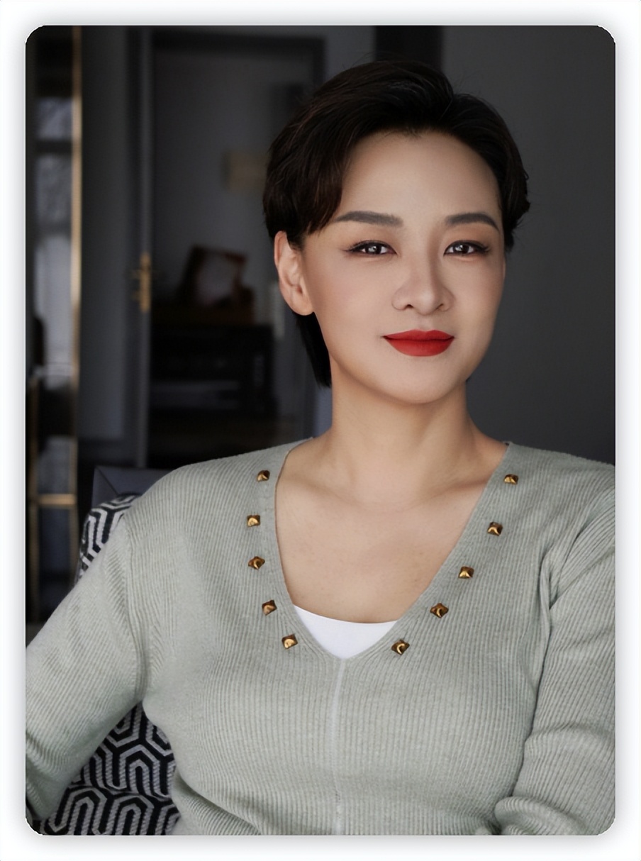 Former CCTV host Li Xiaomeng went to Xinjiang, and it was too chic in a ...