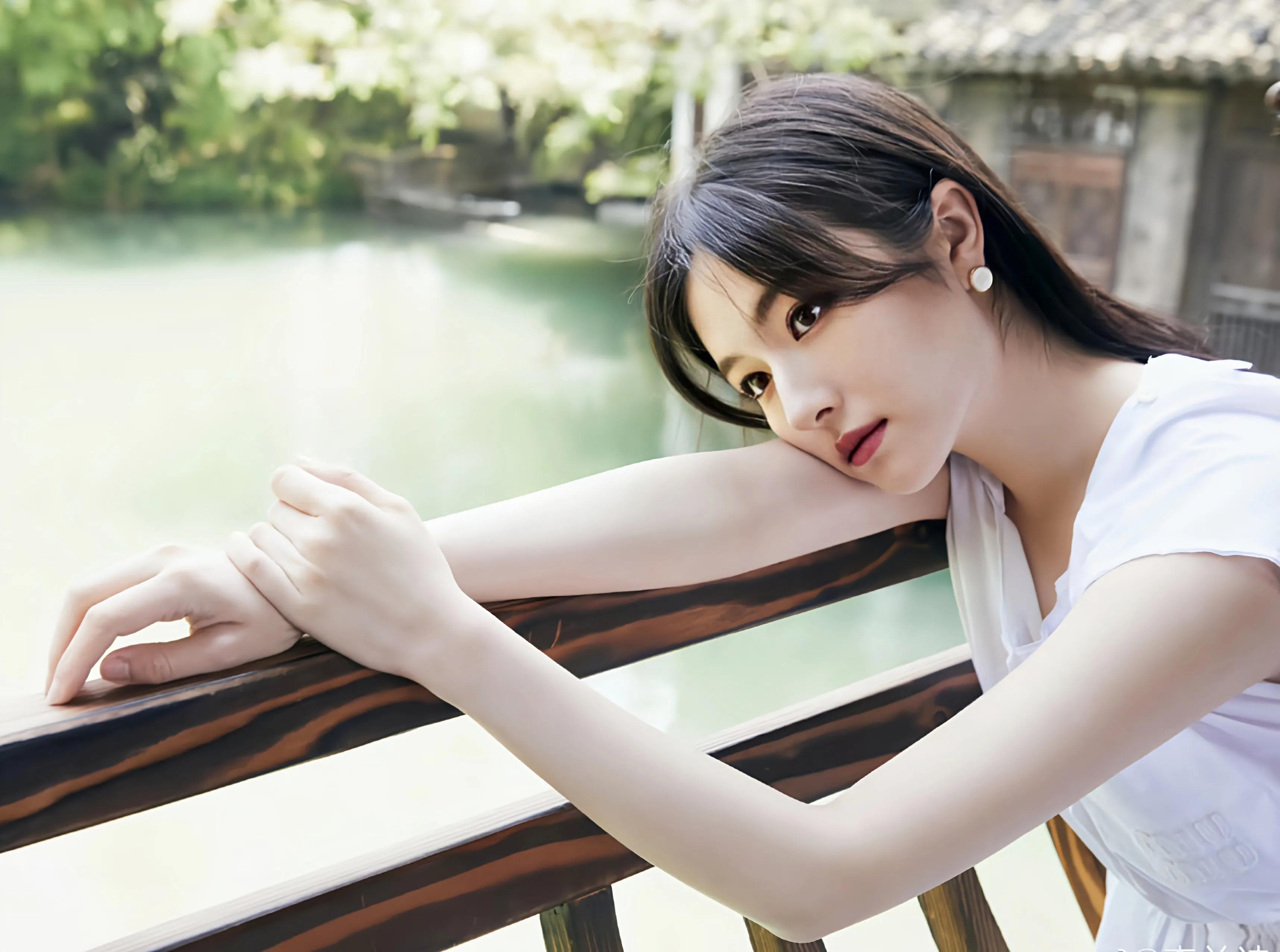 Li Landi's elegant temperament exudes youthful vitality - iMedia