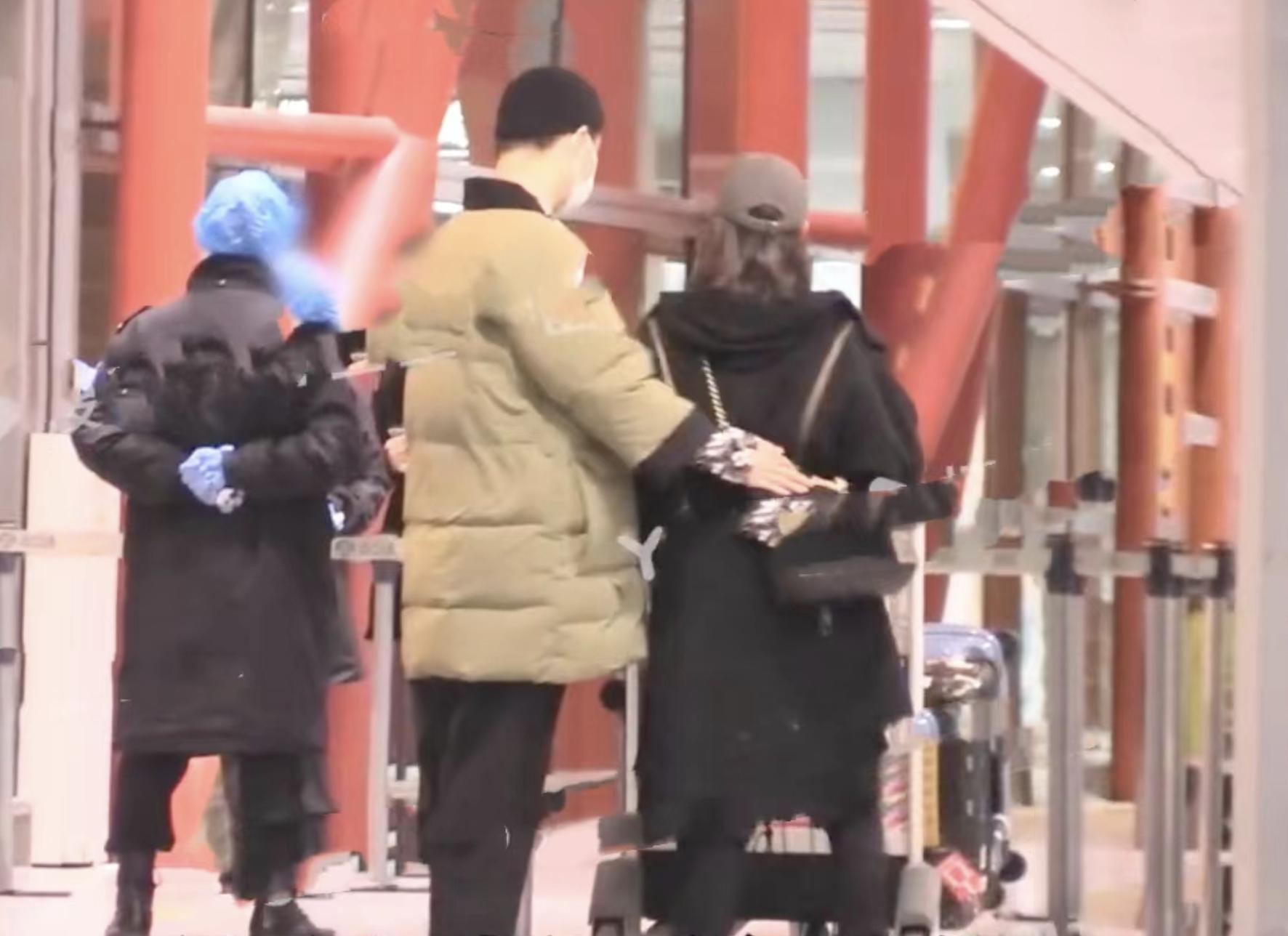 Li Chun was revealed to be in a new relationship, was hugged and ...