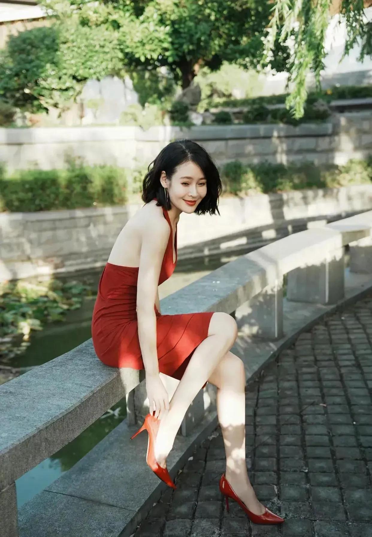 The 40-year-old bride, Yu Mingjia, took pictures by the river a bit like Jiang Shan, but her ...